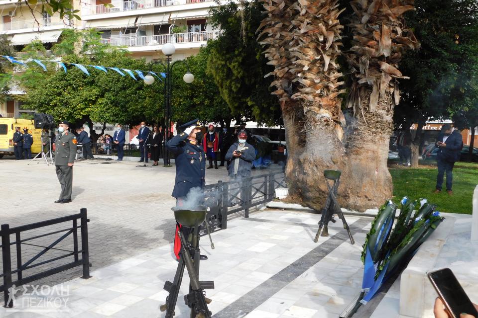 Κατάθεση Στεφάνων και Στρατιωτική Παρέλαση Σχολής Πεζικού την 28η ...